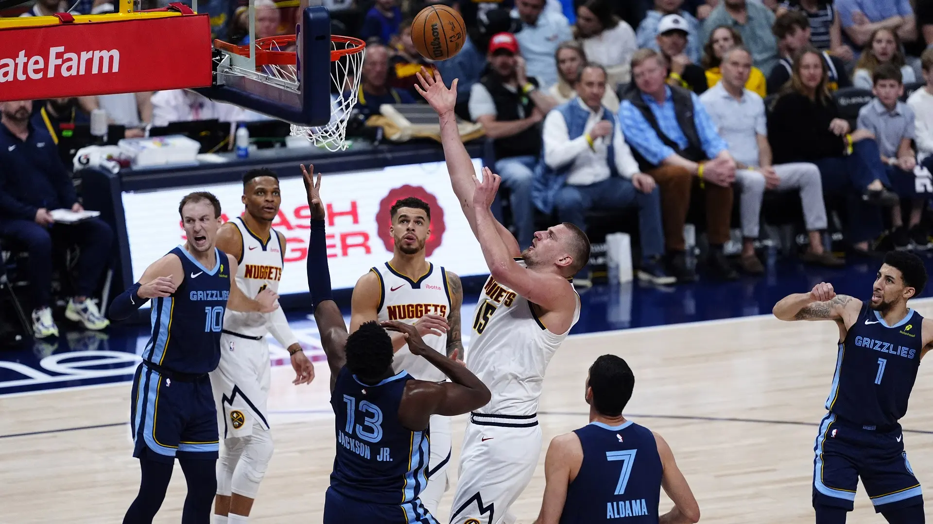 Silni Nikola stigao do još jednog tripl-dabla: Denver pobedio Memfis posle velike serije u ...